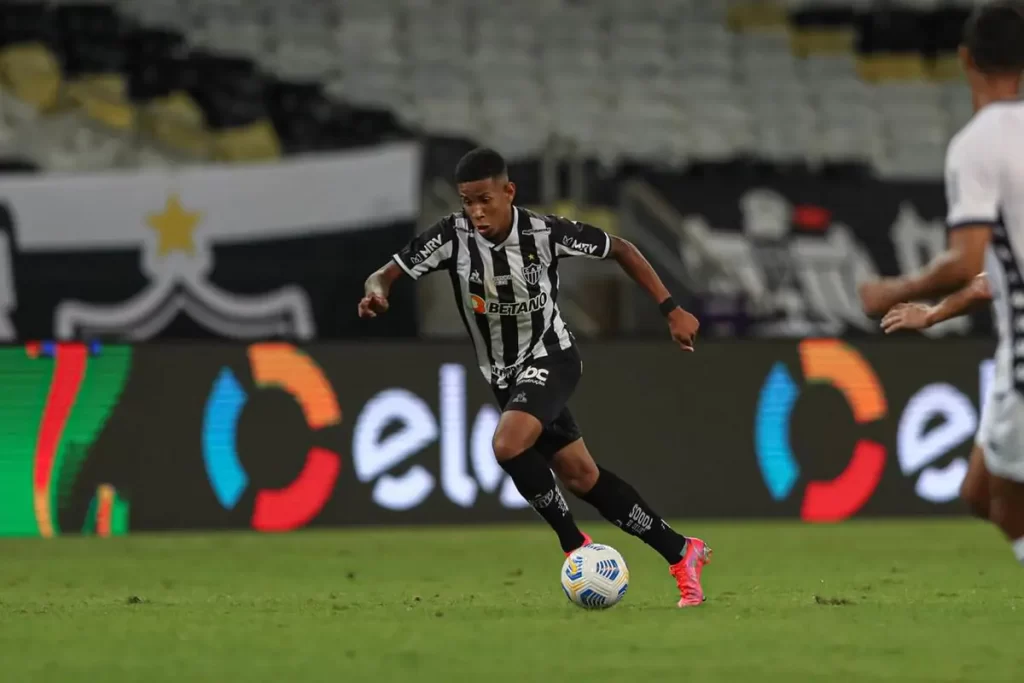 Savinho retorna ao Brasil após saída do Atlético e fecha contrato de R ...