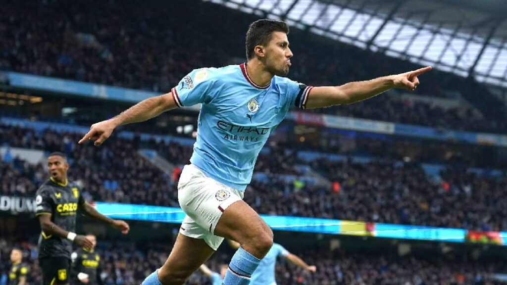 Craque do Manchester faz história e devolve honra ao futebol espanhol