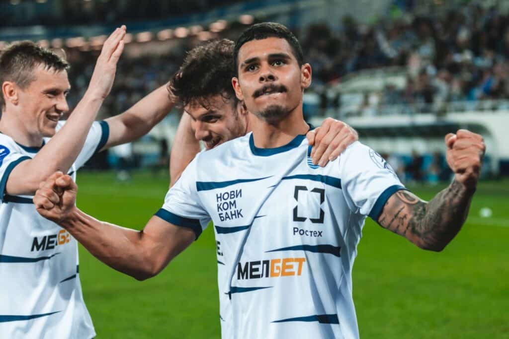 Alex Fernandes brilha como camisa 10 e lidera o FK Baltika na busca pelo acesso à elite russa