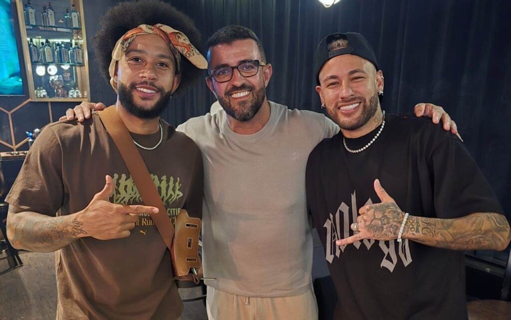 Depay assina contrato bem longe do Corinthians e agora está no mesmo ...
