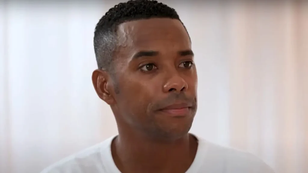 Robinho levanta as mãos para o céu e pode comemorar uma grande notícia