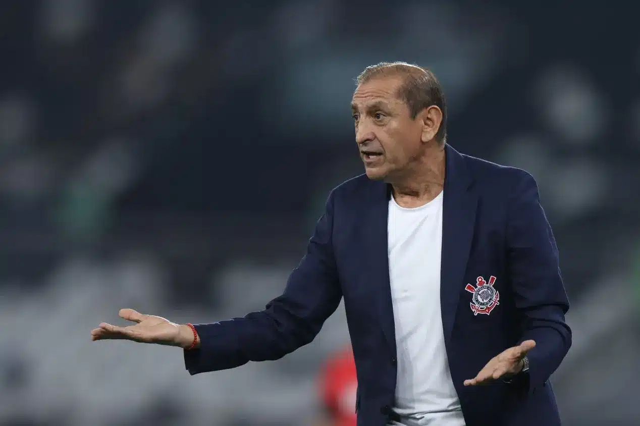 Ramón Díaz causa influência e Rei dos Desarmes se apresenta no Corinthians