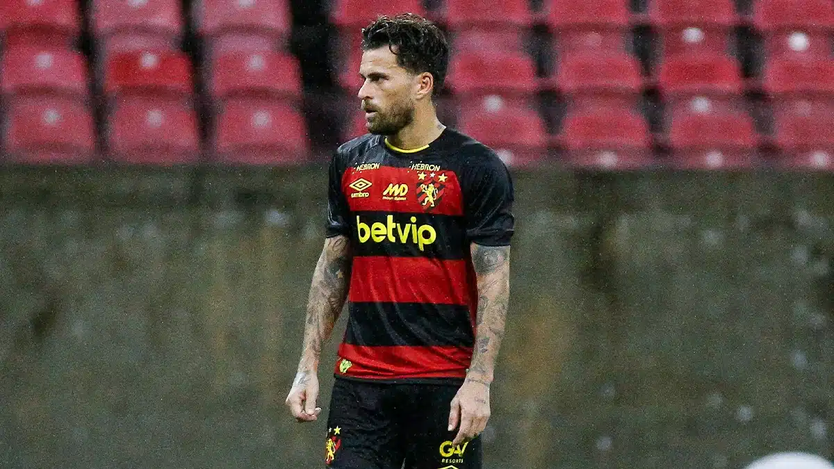 Lucas Lima destaca crescimento no Sport ao retornar à meia