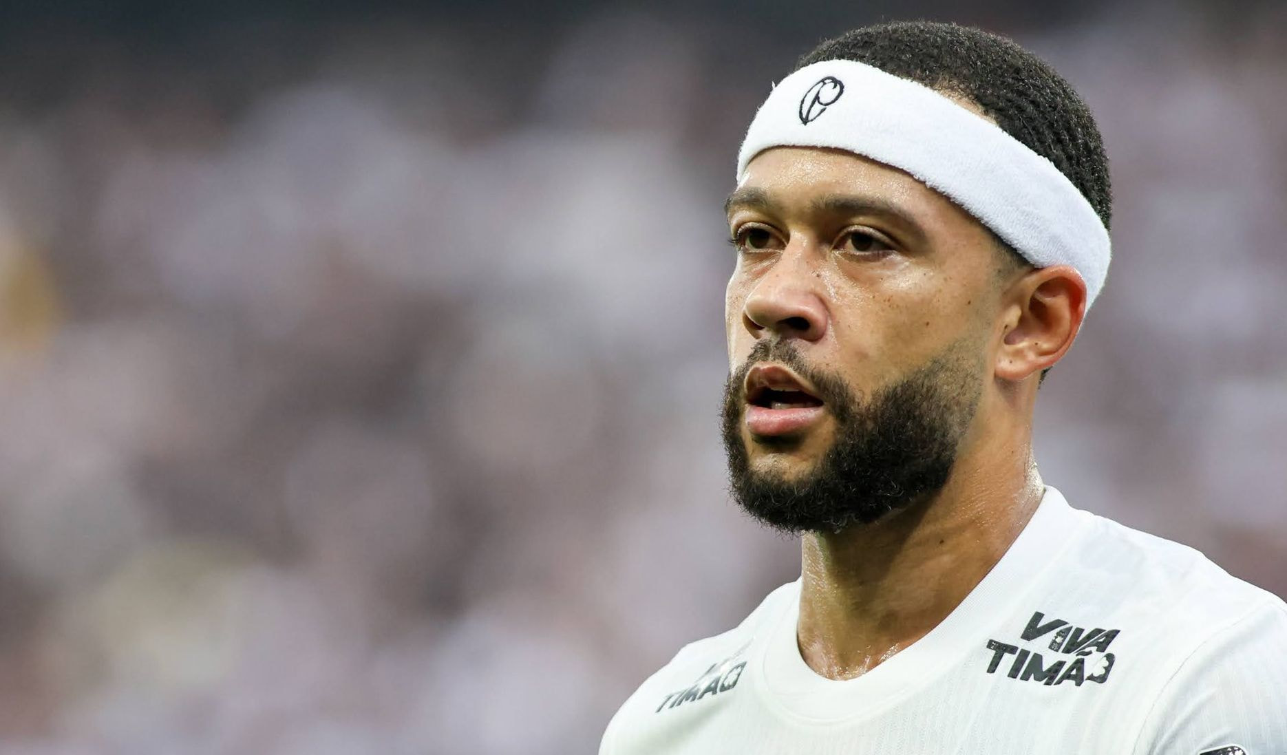 Lesão de Memphis Depay é pior do que pensávamos no Corinthians