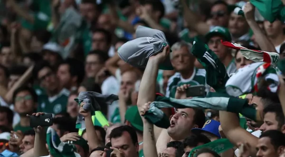 Torcida do Palmeiras comemora notícia vinda da Europa