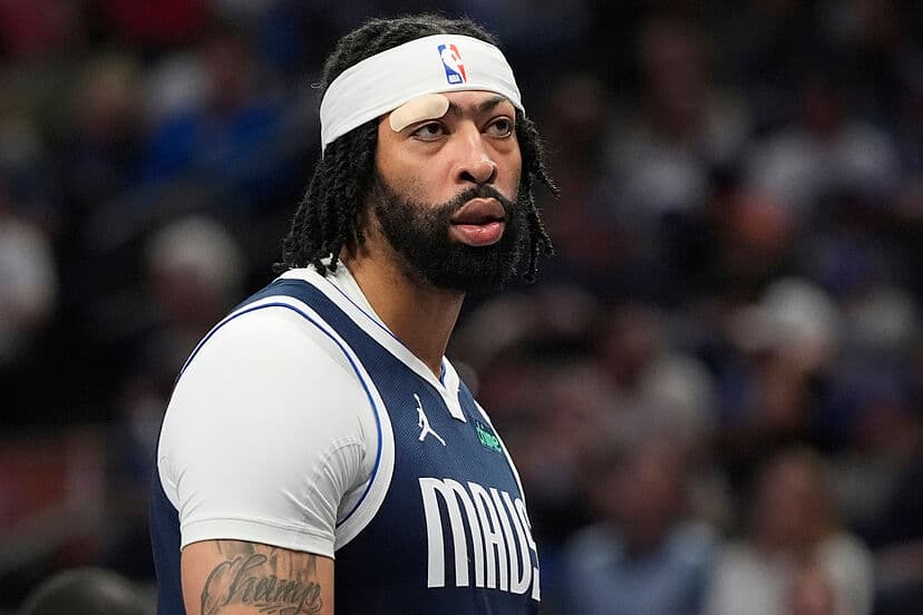 Forma física de Anthony Davis chama atenção em apresentação dos Mavs